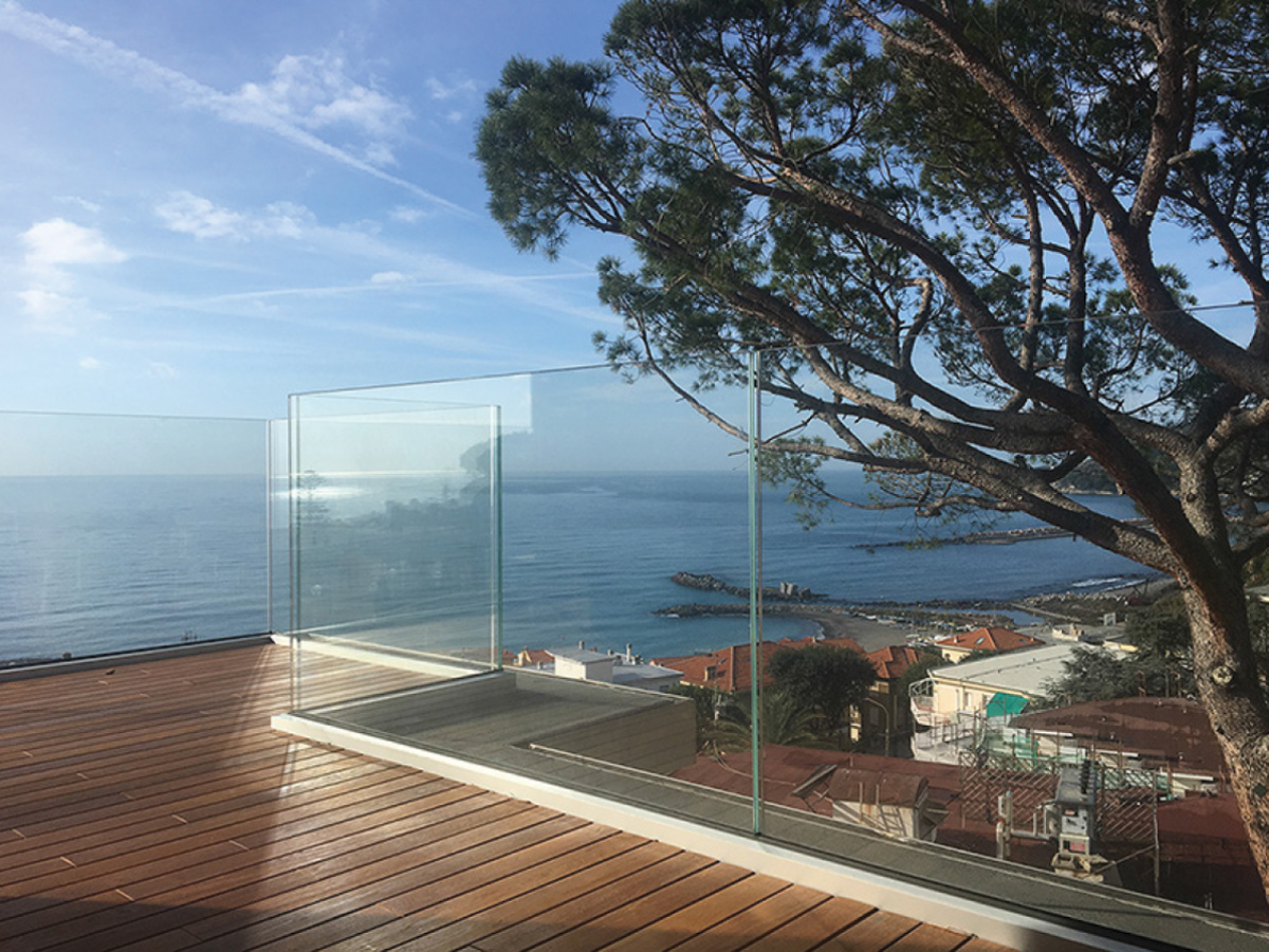 Parapetti, pensiline, porte e divisori, facciate, scale in vetro Faraone.